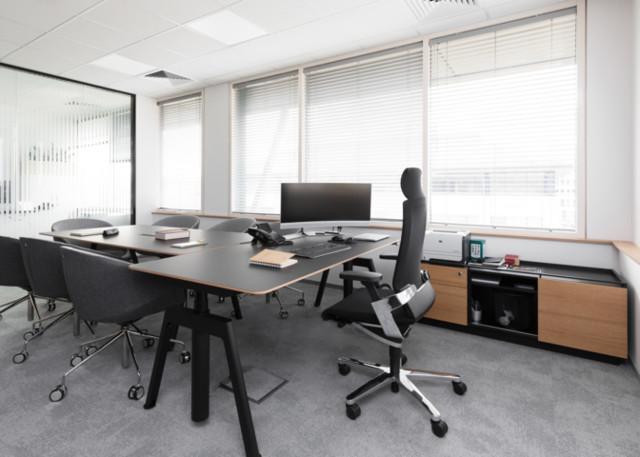 Sit&stand Plus desk with electric height adjustment | BALMA - ArchiUp ...