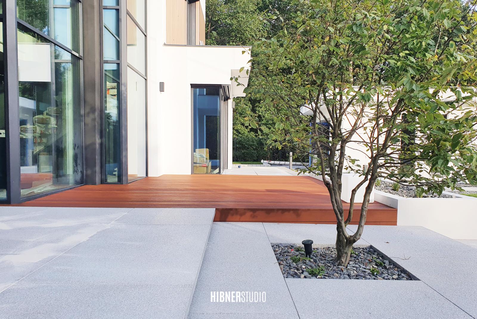 Realizacja nowoczesnego ogrodu z lewitującymi płytami betonowymi ...